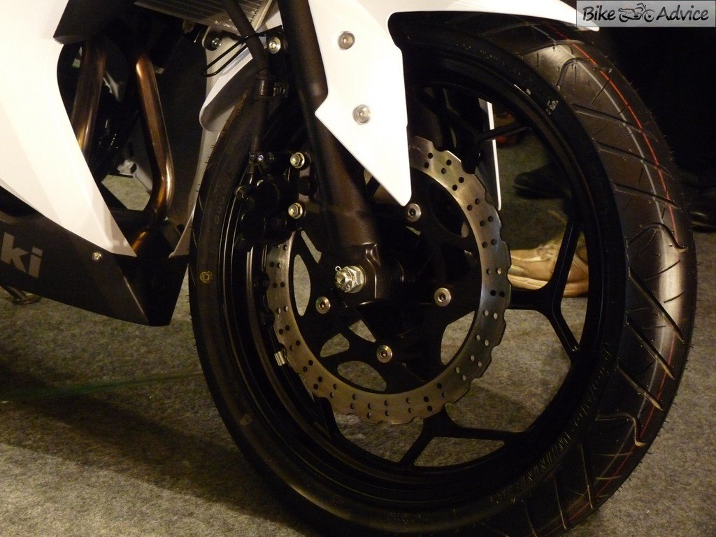 New Kawasaki Ninja 300 - A Closer Look And Pictures [24 Images]