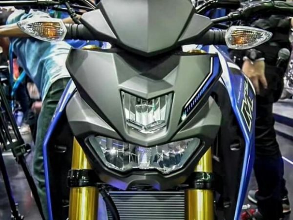 M Slaz vs R15 v2- Side by Side Quick Pic Comparo & Headlamps