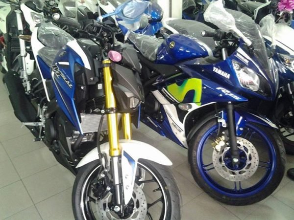 M Slaz vs R15 v2- Side by Side Quick Pic Comparo & Headlamps