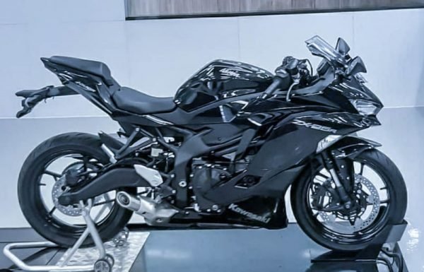 Days Ahead of Launch Kawasaki ZX-25R Spotted in Plain Black Livery