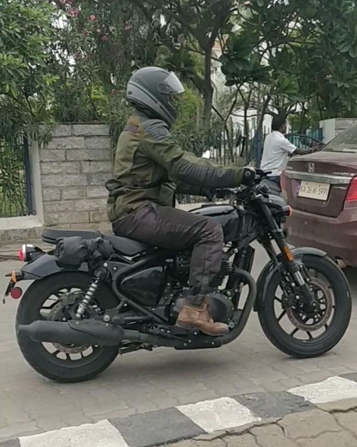 Upcoming ‘Royal Enfield Shotgun 650’ Captured Clearly In Near ...